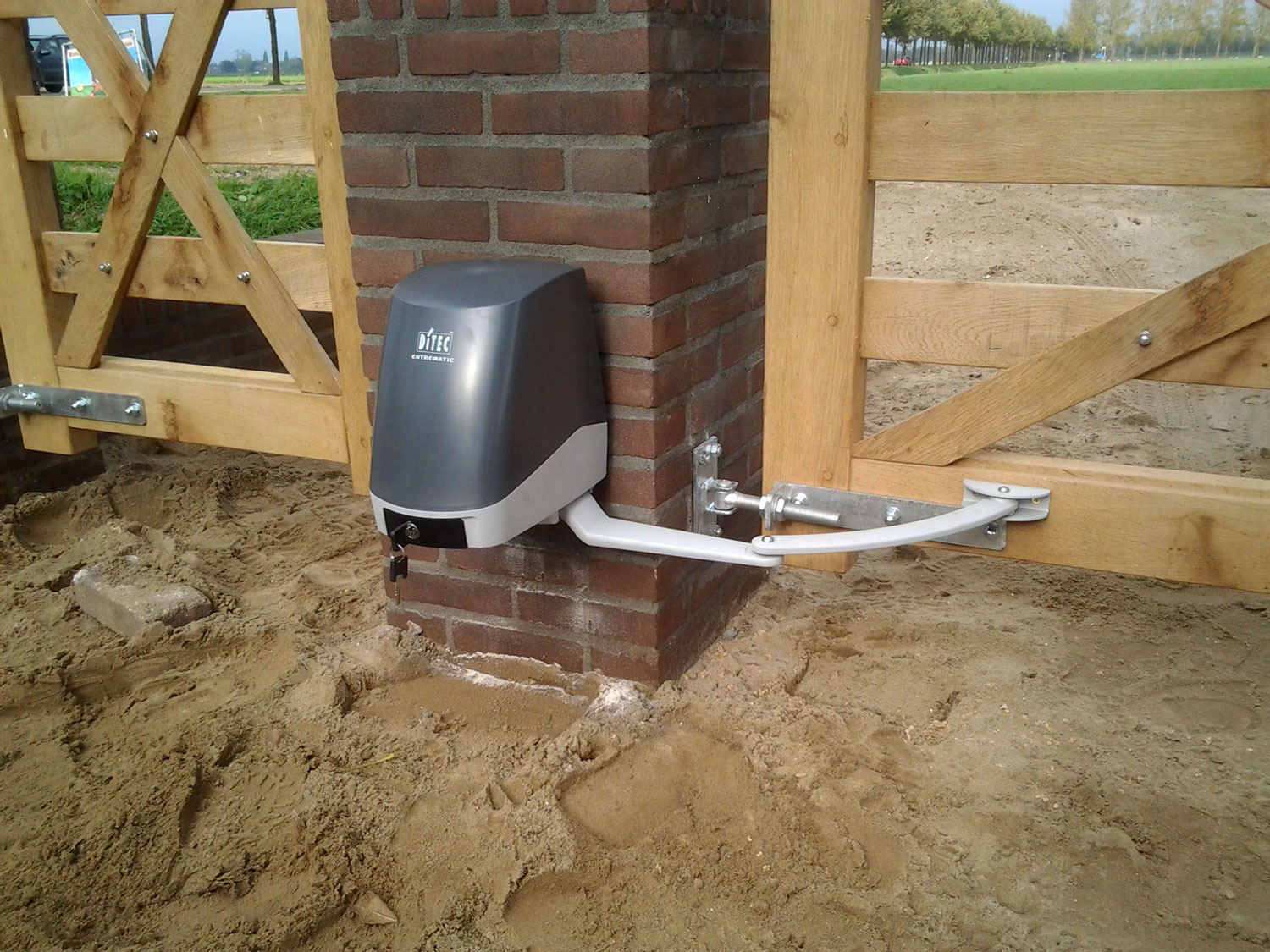 Set knik-automatisering voor houten poort - De Kastaan Nuland